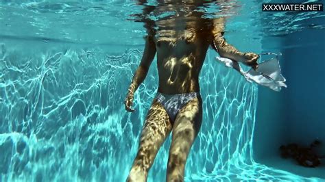 Underwater Acrobatics In The Pool With Mia Split Petite Mia