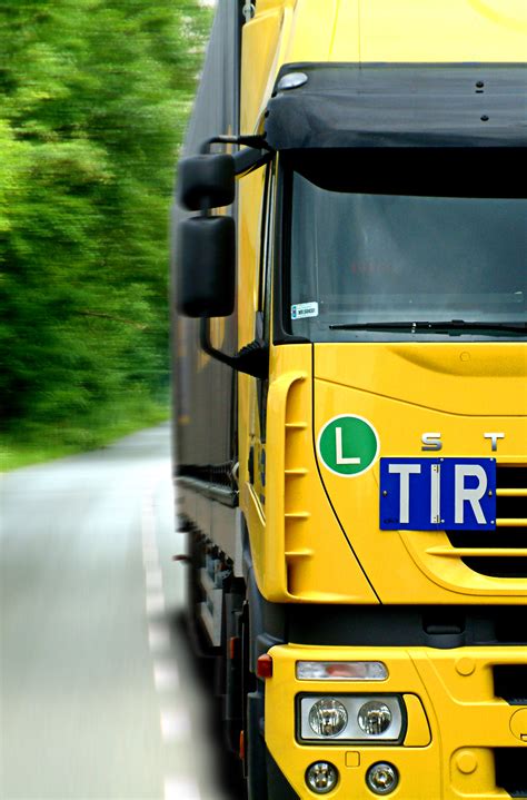 무료 이미지 물류 차량 등록 판 자동차 조명 자동차 타이어 식물 나무 범퍼 노면 아스팔트 자동차 디자인 구르는 앞 유리 와이퍼 자동차 외장 경