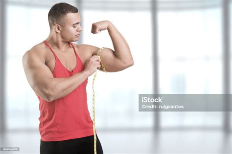 맞는 남자 체육관에서 노란색 테이프를 가진 그의 Bicep 측정 가냘픈에 대한 스톡 사진 및 기타 이미지 가냘픈 건강관리와 의술 건강한 생활방식 Istock