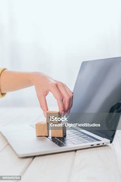 노트북 키보드에 장난감 종이 상자를 두 여자의 보기를 자른 구매에 대한 스톡 사진 및 기타 이미지 구매 노트북 노트북 사용하기 Istock