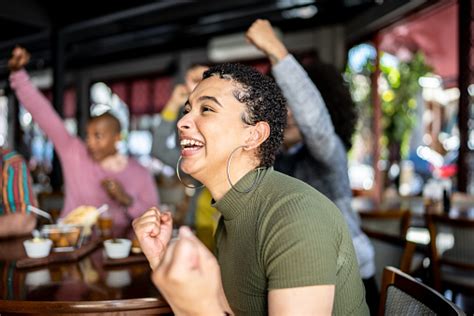 젊은 스포츠 팬 여성이 친구들과 경기를보고 술집에서 축하합니다 바에 대한 스톡 사진 및 기타 이미지 바 텔레비전 경쟁 Istock