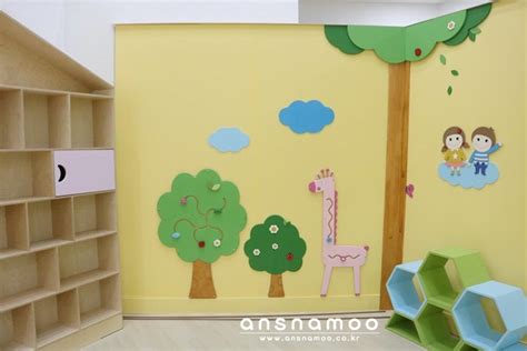 앤스나무사이언스어린이집도서관환경구성그리고유아도서관책장책꽂이나무벽면장식벌집책꽂이유아책상의자원목스툴계단안전문울타리창문난간울타리안전문가림막원형책꽂이자작나무