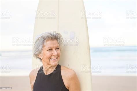 해변에서 서핑 보드와 함께 포즈를 취하는 활동적인 노인 여성의 초상화 한 사람에 대한 스톡 사진 및 기타 이미지 한 사람 행복 호주 Istock