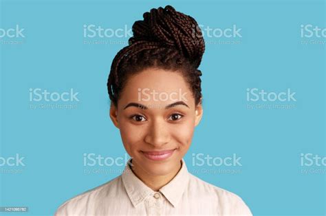 긍정적 인 표정으로 카메라를 바라 보는 완벽한 피부를 가진 유쾌한 여성 여자에 대한 스톡 사진 및 기타 이미지 여자 한 명의 여자만 머리를 쪽지다 Istock