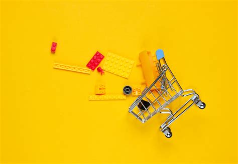 노란색 배경에 장난감 벽돌미니 쇼핑 트롤리 어린이 쇼핑의 개념 맨 위 보기 가득 찬에 대한 스톡 사진 및 기타 이미지 가득 찬 개념 개념과 주제 Istock