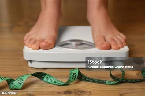 나무 바닥에 줄자 근처에서 저울을 사용하는 과체중 소녀 근접 촬영 비만증에 대한 스톡 사진 및 기타 이미지 비만증 과체중 아이 Istock