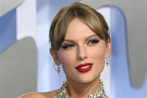 Taylor Swift What Makes The Singer So Popular The Standard