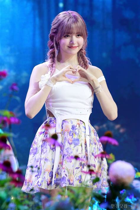 엔믹스 릴리 미소만 지어도 사랑스러워~ 한국경제