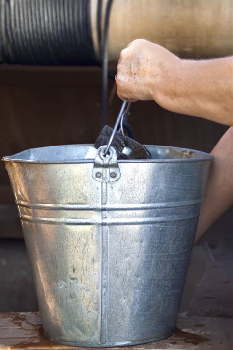 Hand Mit Einem Eimer Wasser Stockbild Bild Von Voll Trommel 43444941