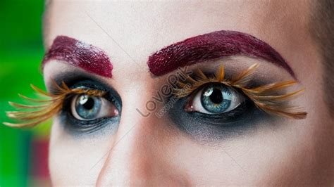 화장과 긴 속눈썹을 가진 잘생긴 젊은 패션 모델의 클로즈업 초상화 사진 무료 다운로드 Lovepik