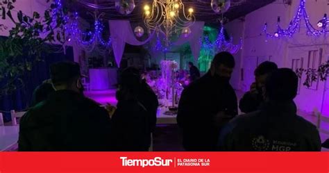 Fiesta Ilegal Swinger Confunden A Polic As Con Strippers