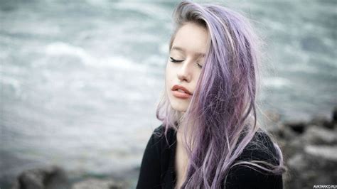 Девушка с фиолетовыми волосами и закрытыми глазами — Авы и картинки Крашенные волосы Укладка