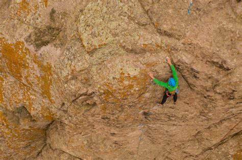 남자 등반가 암벽 등반 카자흐스탄 탐갈리 타스의 절벽 조감도 공중 뷰에 대한 스톡 사진 및 기타 이미지 공중 뷰 남자 남자들만 Istock