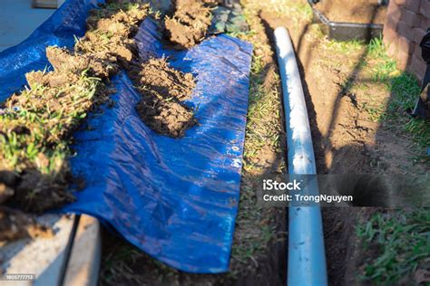 파란색 방수포 먼지가 있는 검은색 혼합 욕조 용기 트렌치 설치에 묻힌 지하 Pvc 파이프 주거용 주택의 빗물 배수 시스템 연결