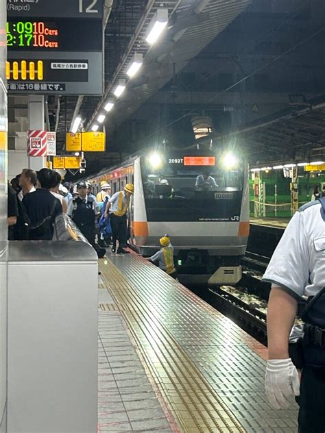 中央線快速電車 新宿駅で人身事故「目の前の電車に人が飛び込んだ、飛び降りを目撃した女性が悲鳴」「外国人観光客などが写真や動画撮影してて駅員が