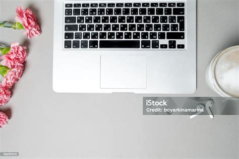 평평 하다 여자 사무실 책상입니다 노트북 핑크 카네이션 편지지 화이트 테이블에 작업 영역 상위 뷰 N 0명에 대한 스톡 사진 및 기타 이미지 Istock