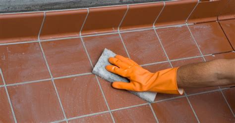 Как отмыть плитку после ремонта советы по удалению пятен краски клея затирки