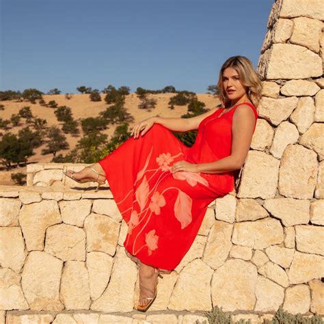 Top 9 Red Summer Maxi Dresses Stay Chic This Summer