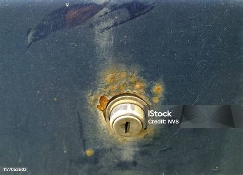 오래된 자동차의 더러운 녹슨 트렁크 뚜껑에 잠급기 판금 부식 도로 시약의 더러운 결함 표면 배경 및 손상된 질감 안전 및 보안 개념 품질 전문 수리 0명에 대한 스톡 사진