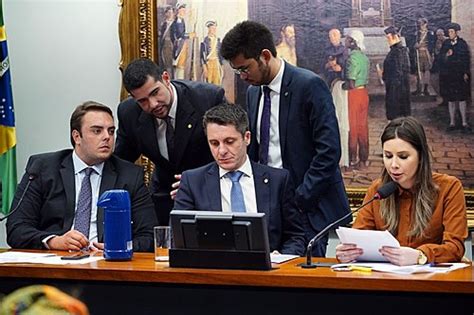 CCJ da Câmara aprova PEC que permitiria prisão após Política