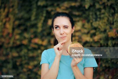 햄버거를 먹는 것에 대해 생각하는 다이어트에 재미있는 여자 고기에 대한 스톡 사진 및 기타 이미지 고기 절대 채식주의자 결정 Istock