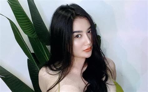 Mirror Selfie, Pamela Safitri Tak Pakai Bra Bikin Kaum Zoom Merapat! : Okezone Lifestyle