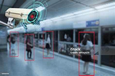 Iot Cctv 기차역에서 지하철을 기다리는 사람들과 함께 작동하는 보안 실내 카메라 모션 감지 시스템 Cctv 솔루션 관리 감시 보안 안전 지능형 기술 개념 검사 보기에