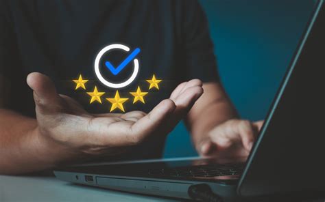 사업가의 손은 최고의 품질 보증 보증 표준 Iso 인증 및 표준화 개념으로 최고의 서비스의 표시를 보여줍니다 보증 제품 및