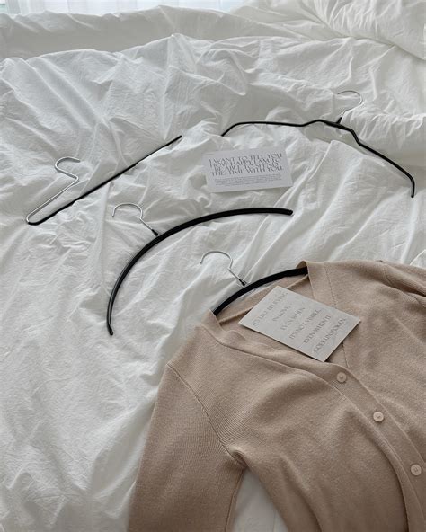 엘리스선영•집꾸미기•화이트인테리어•거실인테리어 제품협찬 𝐢𝐧𝐧𝐞𝐫𝐣𝐨𝐠𝐠𝐢𝐧𝐠 봄이 오긴 오나 봐요 오늘 날씨 너무 좋아요🤍 이너조깅 봄맞이 포스터 보면