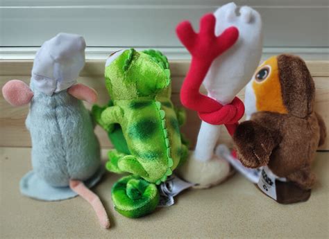 Disney Parks Tangled Pascal Shoulder Pal Magnet Magnetic Ratatouille Chef Remy Porg Toy Story