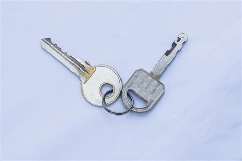 Premium Photo High Angle View Of Chain Against White Background