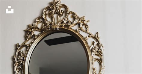 화이트 텍스타일에 골드 플로럴 프레임 사진 Unsplash의 무료 거울 이미지