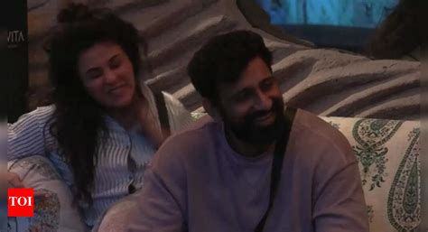 Bigg Boss 18 Sara Arfeen Khan Slaps Herself As She Tries To Talk To Rajat Dalal Edin Rose And