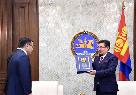 Нийслэлийн эрх зүйн байдлын тухай хуулийн эх бичвэрийг гардууллаа Webs Mn