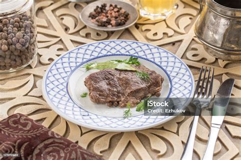 동양 나무 테이블에 국물과 허브접시에 삶은 쇠고기 조각 건강한 식생활에 대한 스톡 사진 및 기타 이미지 건강한 식생활 고기 그릇 Istock