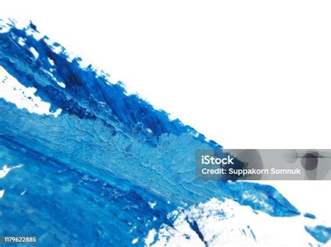Rorschach 잉크 블롯 방법을 사용하여 흰색 종이 배경에 파란색과 흰색 아크릴 페인팅 텍스처 0명에 대한 스톡 사진 및 기타 이미지 Istock
