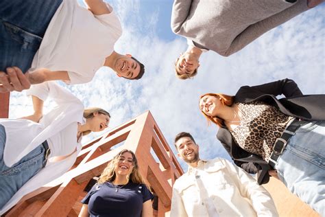 Únete A Nuestra Comunidad De Más De 50 000 Graduados Te Mantendremos