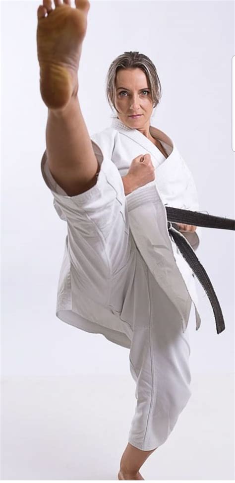 Pin De Vivaro En Kicking Women Feet Mujeres Practicando Artes