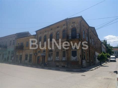 Тотално безхаберие на кмета на Оряхово Опасна общинска сграда застрашава живота на хората снимки