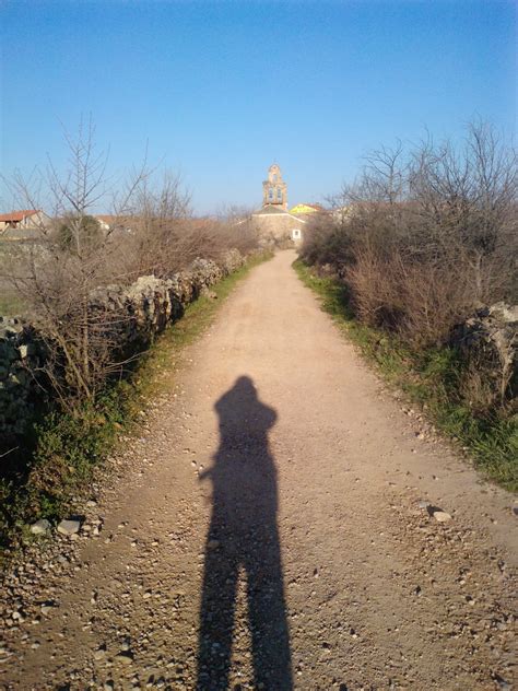 무료 이미지 경치 나무 잔디 보행 산 도로 하이킹 꼬리 들 언덕 모험 흙길 스페인 하부 구조 농촌 지역 자코프스바스 1920x2560