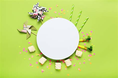 녹색 배경에 다양한 파티 항목과 다채로운 평면 평신도 구성 개체 그룹에 대한 스톡 사진 및 기타 이미지 개체 그룹 공휴일 구도 Istock