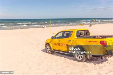 햇볕이 잘 드는 덴마크 해변에서 인명 구조에 대 한 노란색 4 륜 구동 차량 0명에 대한 스톡 사진 및 기타 이미지 0명 4x4 자동차 Jeep Istock