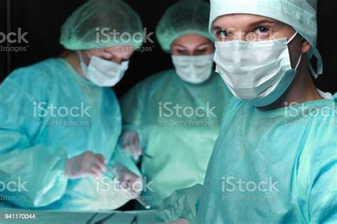 작업을 수행 하는 외과의 근접 촬영 남자 의사에 초점 약 수술 및 응급 도움 개념 가정의 방에 대한 스톡 사진 및 기타 이미지 가정의 방 간호사 건강관리와 의술