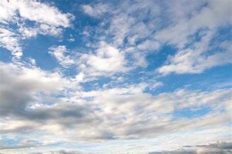 여름 푸른 하늘 빛 그라데이션 구름 흰색 배경 고요한 햇빛과 화창한 겨울 공기 배경에 흐린 맑은 아름다움 바람 봄 하늘 풍경 하루 수평선 환경에 생생한 우울한 청록색 풍경