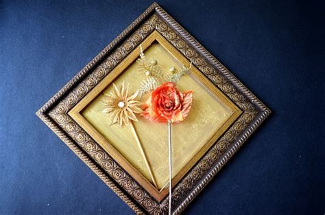 황금 보드 골동품 모양의 아름다운 황금색 프레임 황금색의 아름 다운 인공 꽃 액자 예술과 공예 Diy 인도 장식 아이템입니다 검정 배경입니다 0명에 대한 스톡 사진 및 기타