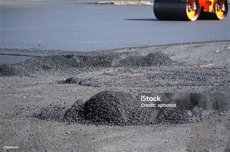 압축기 롤러 작업이 있는 도로 건설 현장의 아스팔트 포장 0명에 대한 스톡 사진 및 기타 이미지 0명 거리 건설 기계류 Istock