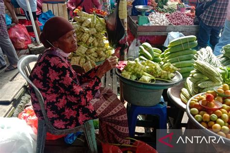Pedagang sarang ketupat di Ambon panen rejeki jelang Lebaran - ANTARA News Ambon, Maluku