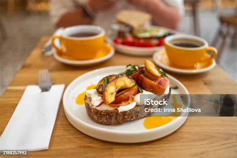 아침 샌드위치 빵 토스트 구운 복숭아와 치즈를 곁들인 브루스케타 건강한 전채 또는 스낵 음식 조리법 배경입니다 클로즈업 0명에 대한 스톡 사진 및 기타 이미지 Istock