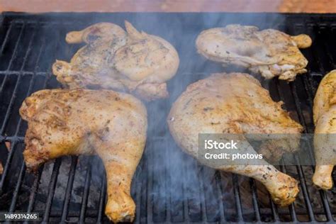 닭고기를 재워서 불타는 숯불 그릴에 올려 풍부하고 스모키한 맛을 냅니다 고기에 대한 스톡 사진 및 기타 이미지 고기 구이 굽기 Istock
