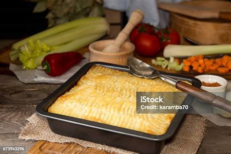 양치기의 파이 전통적인 영국 요리 다진된 쇠고기 어린 양 당근 양파 셀러리 으깬된 감자와 조리법 캐 서 롤에 구운 0명에 대한